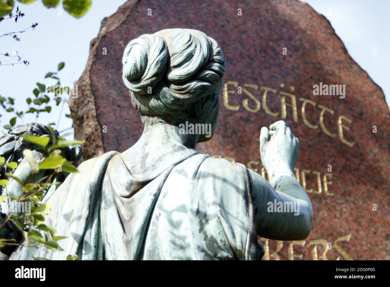 Tombstone with figure hi-res stock photography and images - Alamy