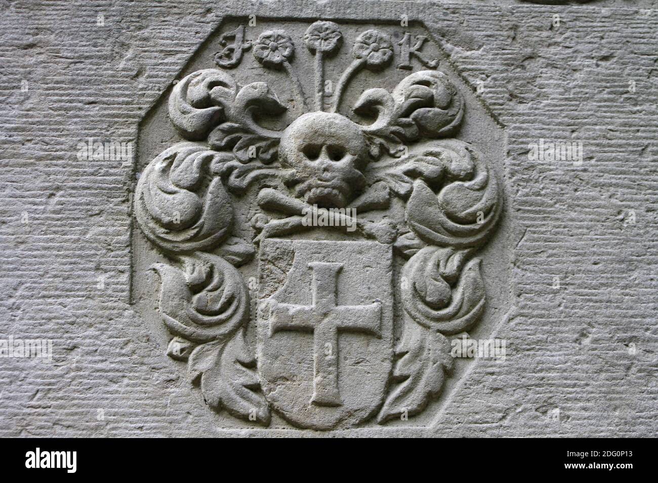 Gravestone with skull Stock Photo - Alamy