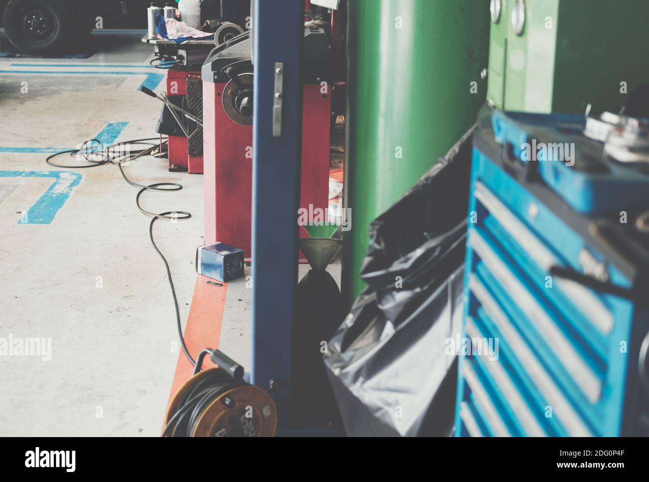 Car wheel balancing hi-res stock photography and images - Alamy
