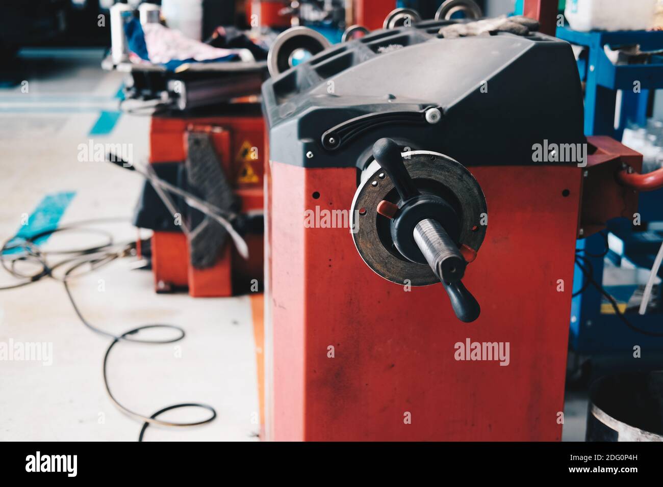 Car wheel balancing hi-res stock photography and images - Alamy