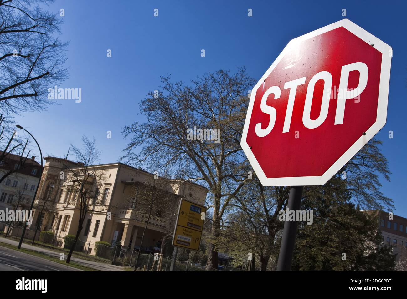 Stop symbol hi-res stock photography and images - Alamy