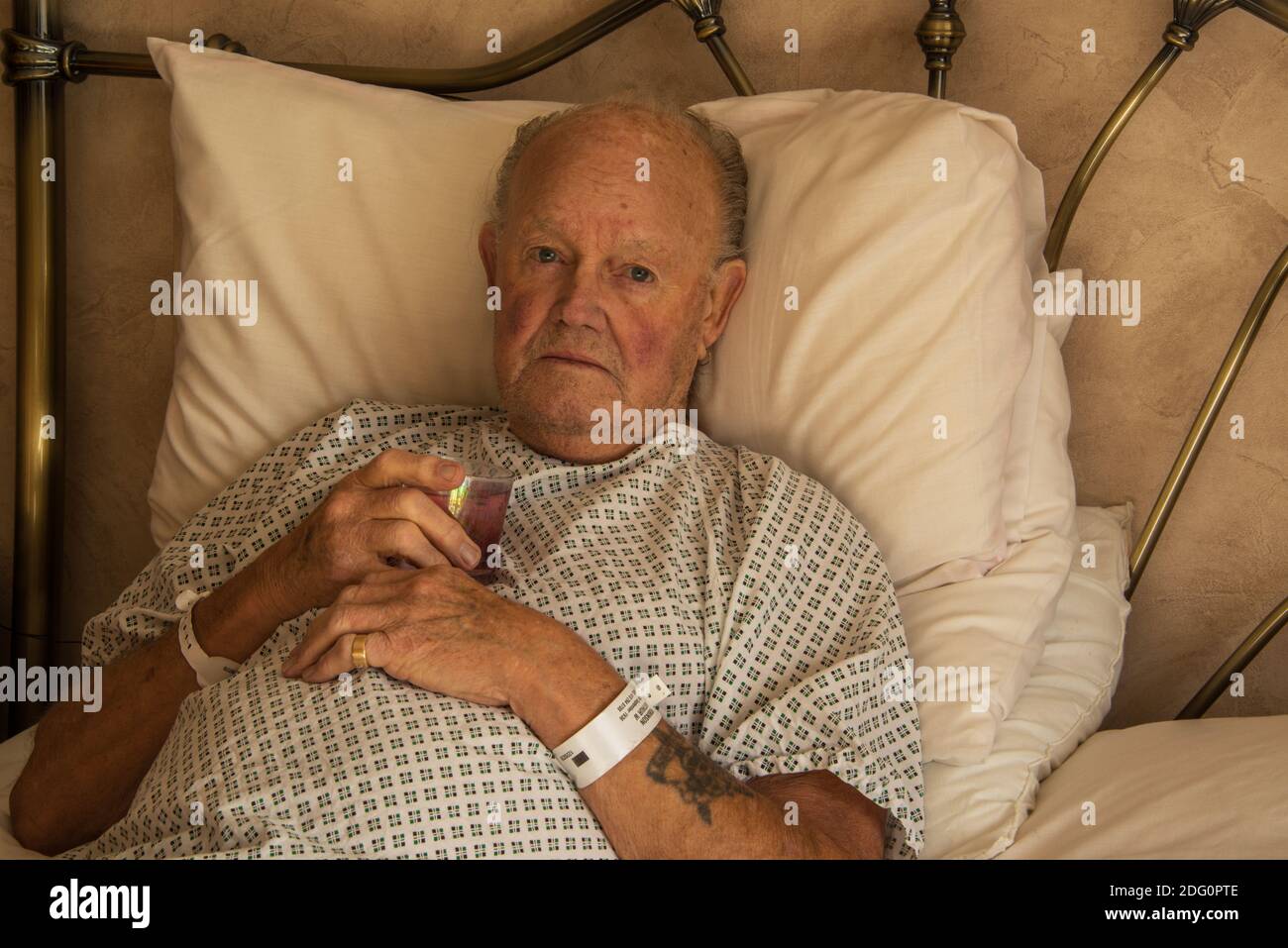 Elderly man in hospital bed Stock Photo - Alamy