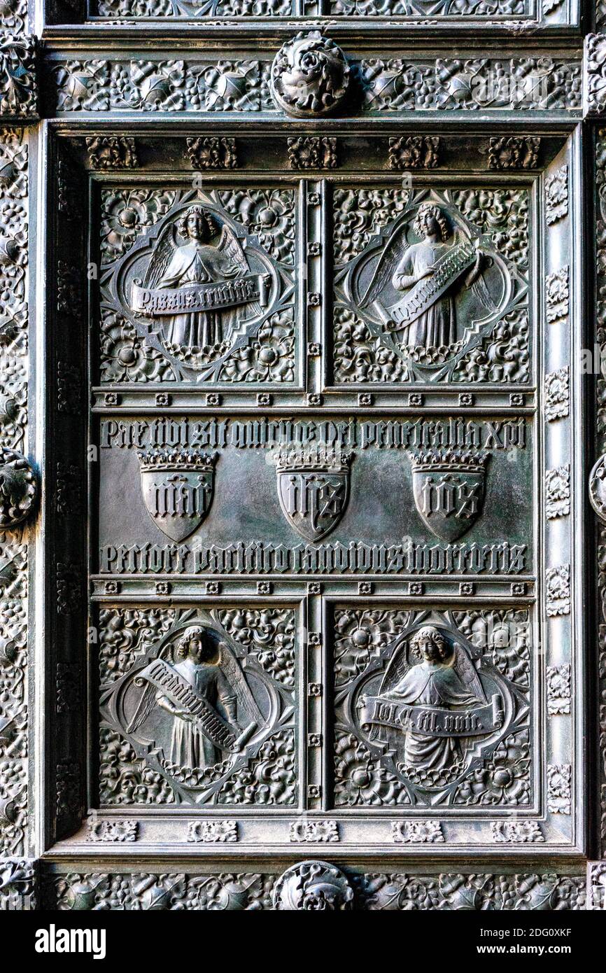 Silver architecture hi-res stock photography and images - Alamy