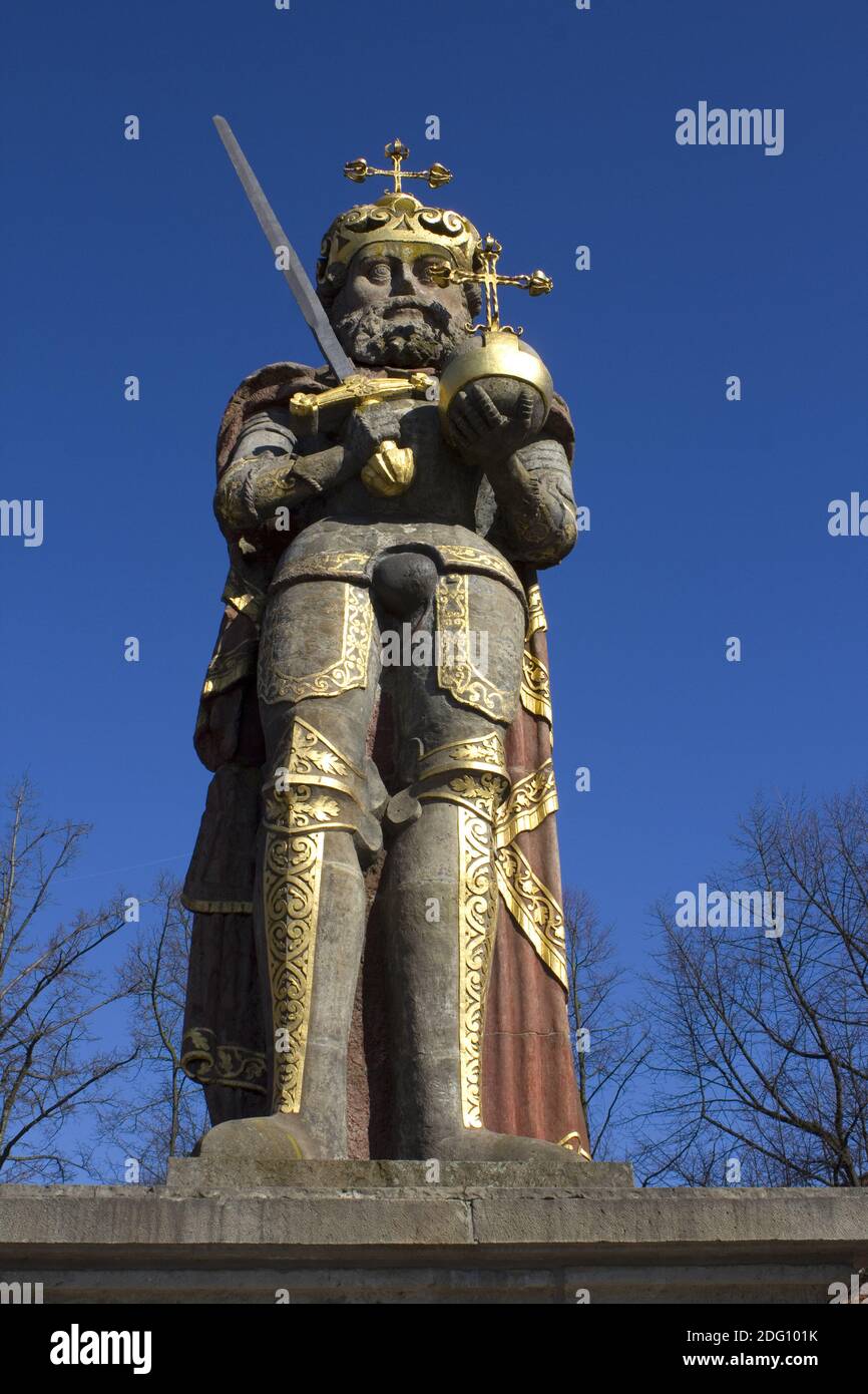Middle statue hi-res stock photography and images - Alamy