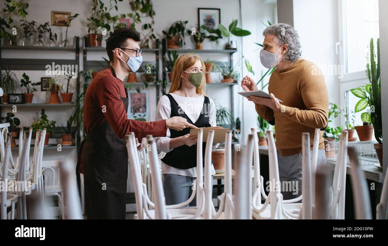 Restaurant manager angry hi-res stock photography and images - Alamy
