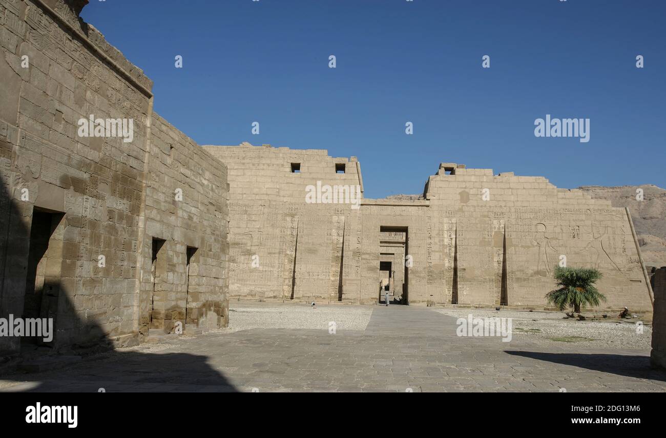 Medinet habou temple hi-res stock photography and images - Alamy