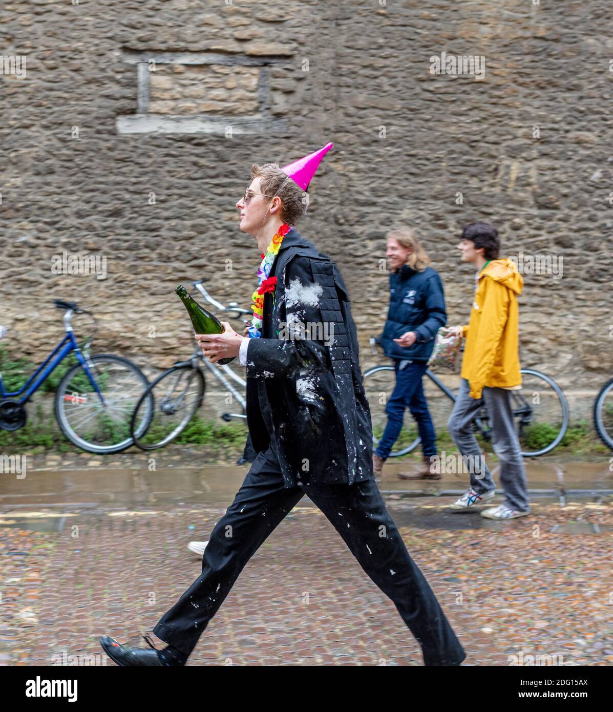Undergraduates in Merton Street at Oxford University (students ...