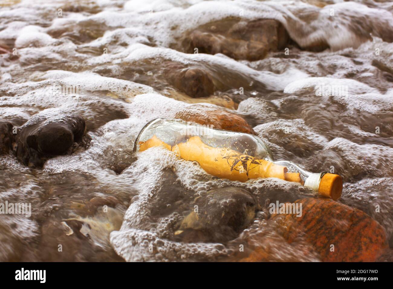 Message in a bottle map hi-res stock photography and images - Alamy