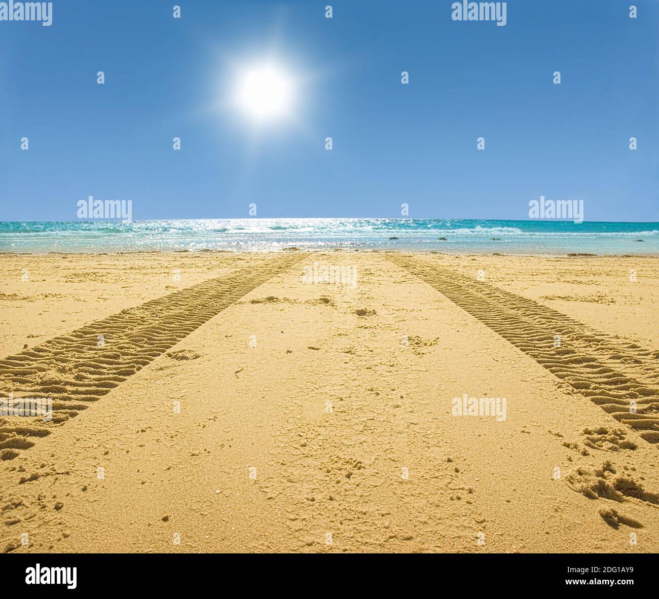 Caterpillar tracks pattern hi-res stock photography and images - Alamy