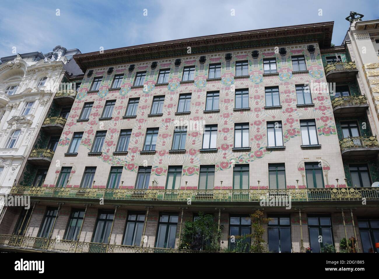 Line house hi-res stock photography and images - Alamy