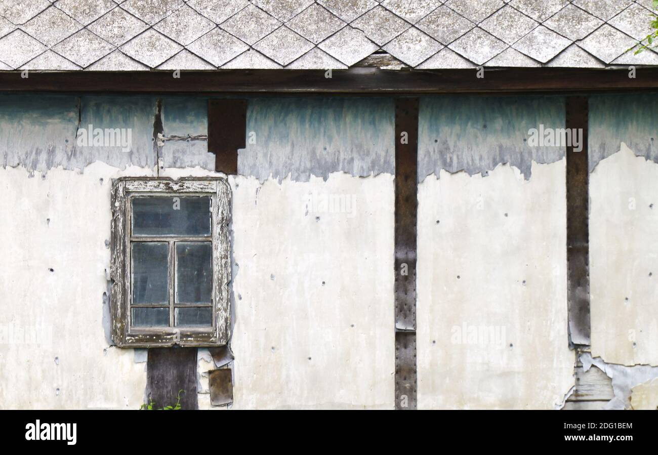 The old damaged house Stock Photo - Alamy