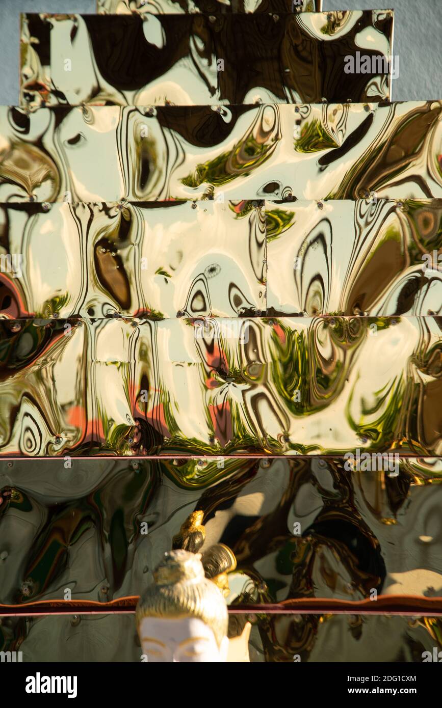 Metallic gold color, shiny reflective textured background Stock Photo ...