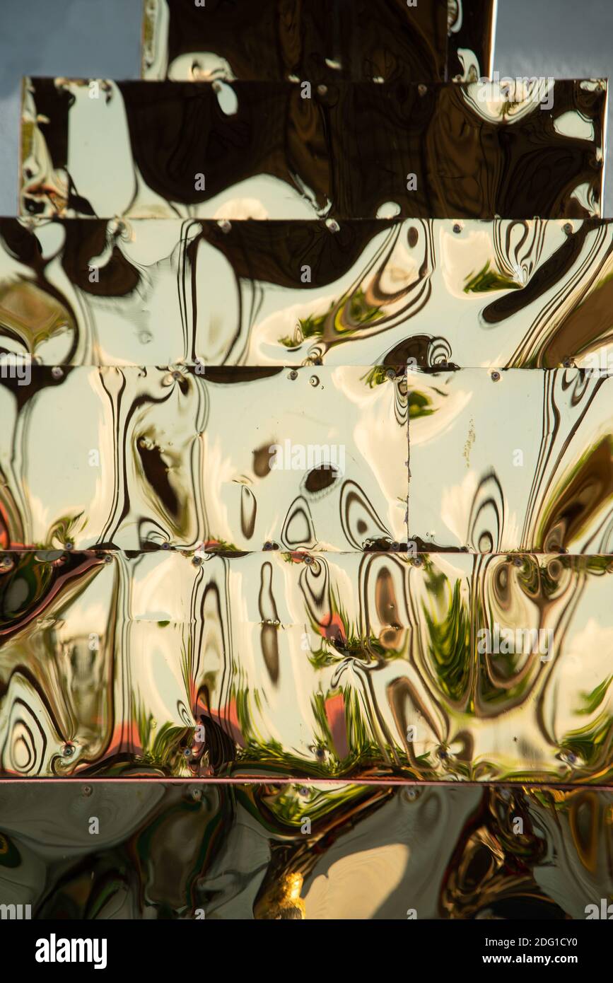 Metallic gold color, shiny reflective textured background Stock Photo ...