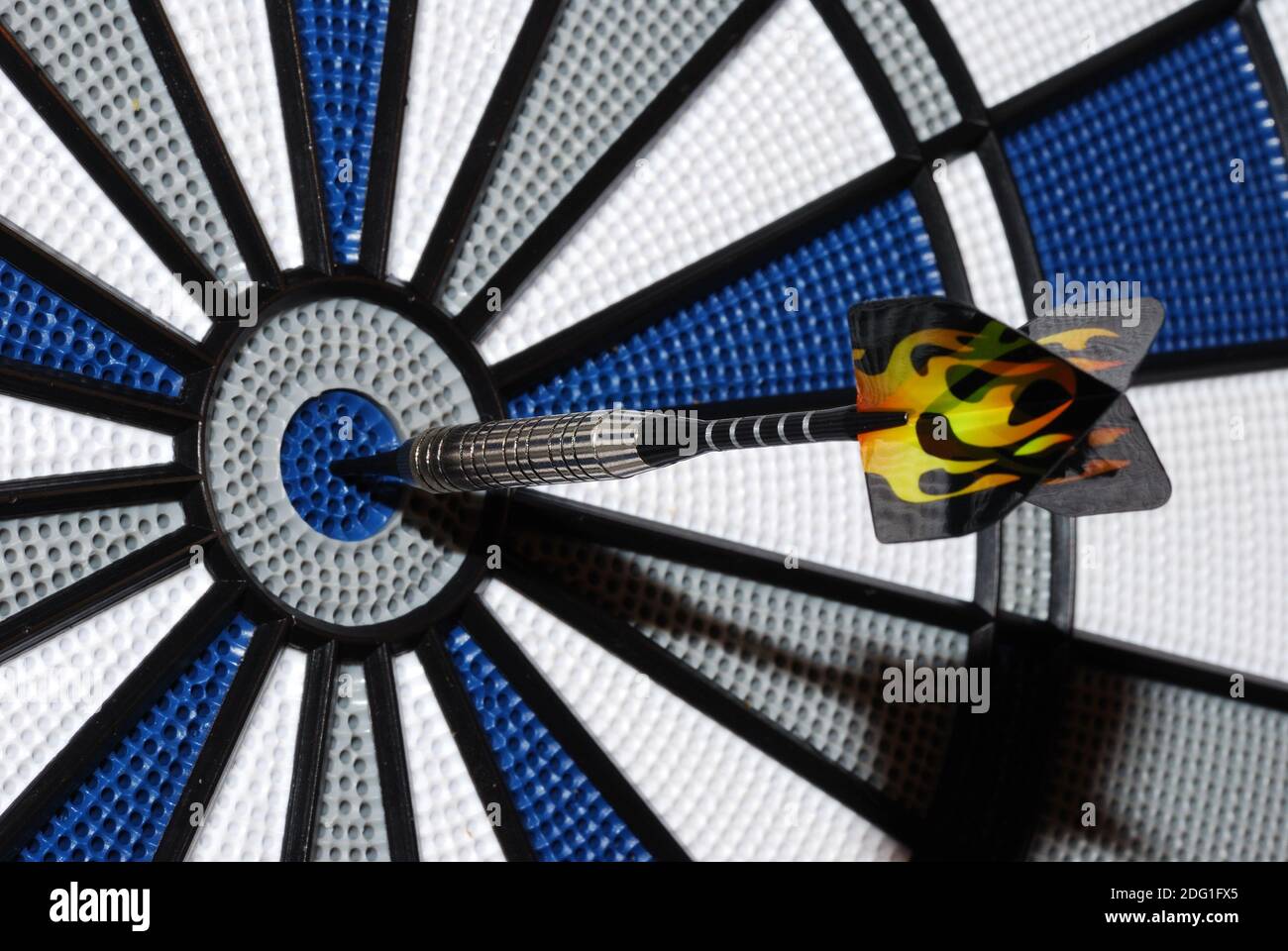 Arrow in the middle Stock Photo - Alamy