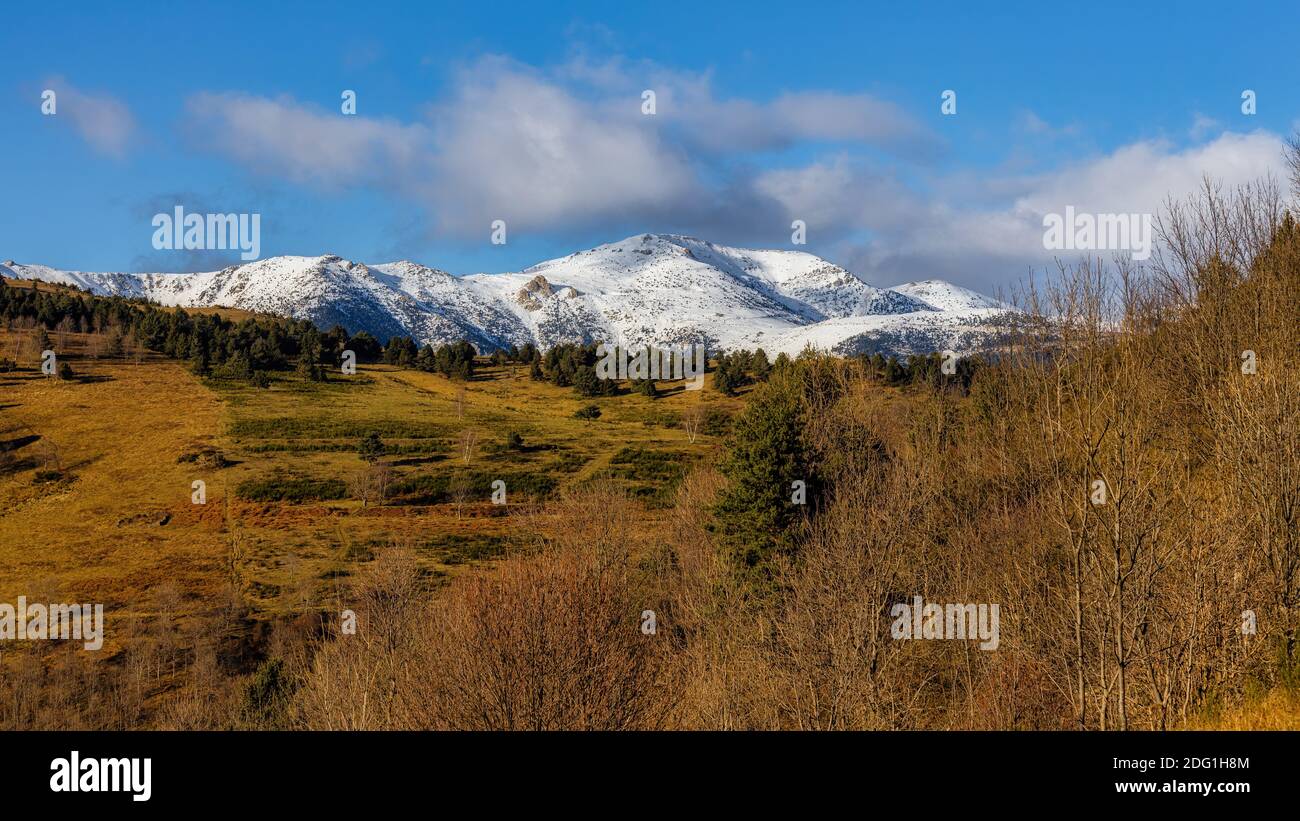 Winter scene with snowy mountain peaks in a Spanish Pyrenees Stock ...