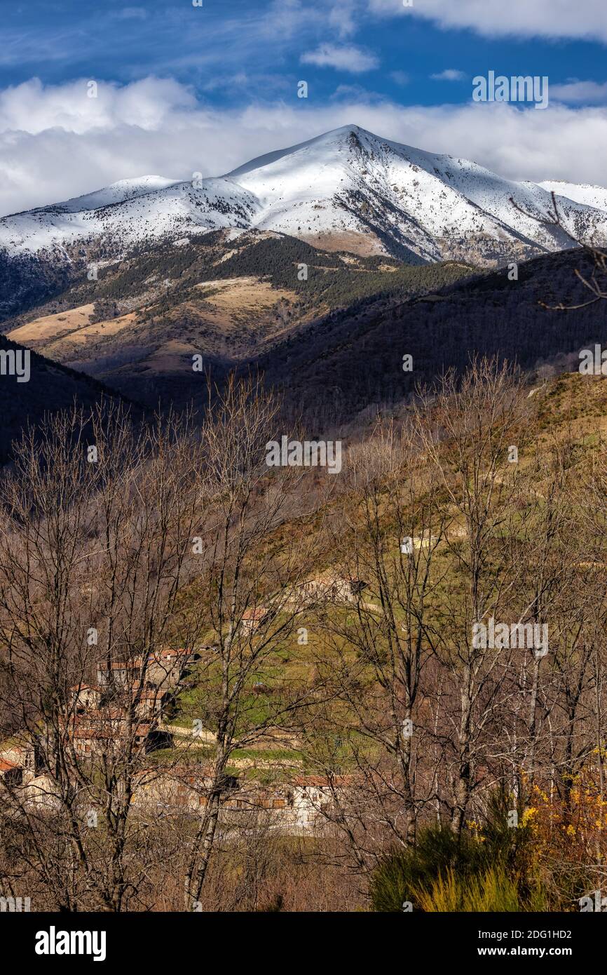 Winter scene with snowy mountain peaks in a Spanish Pyrenees Stock ...
