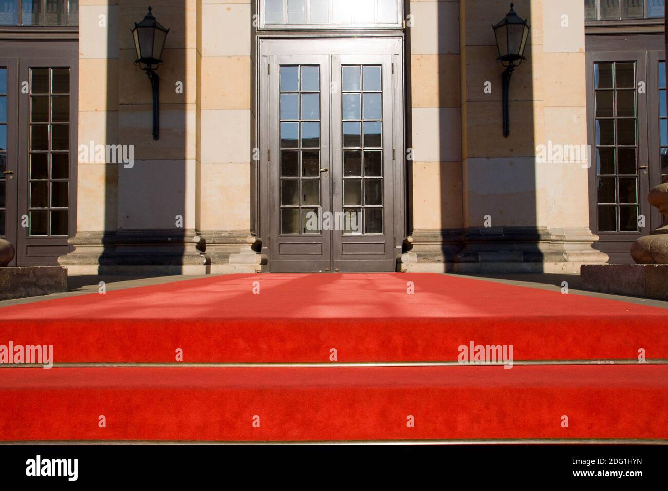 Red carpet and entrance door Stock Photo - Alamy