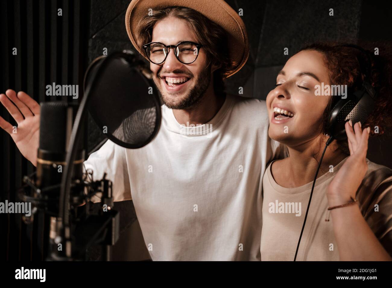 Male female singers together hi-res stock photography and images - Alamy
