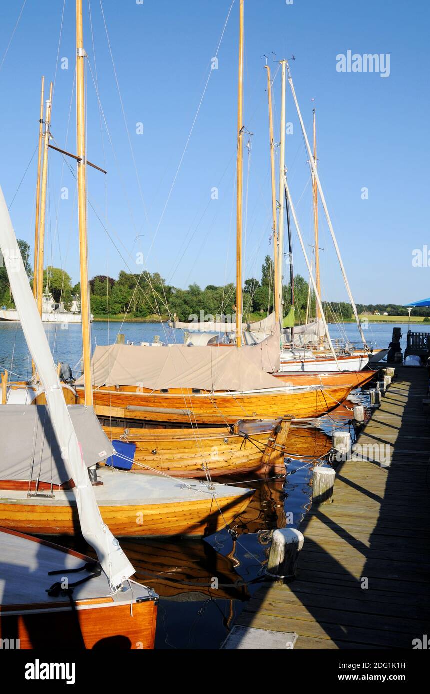 Sailing sh hi-res stock photography and images - Alamy