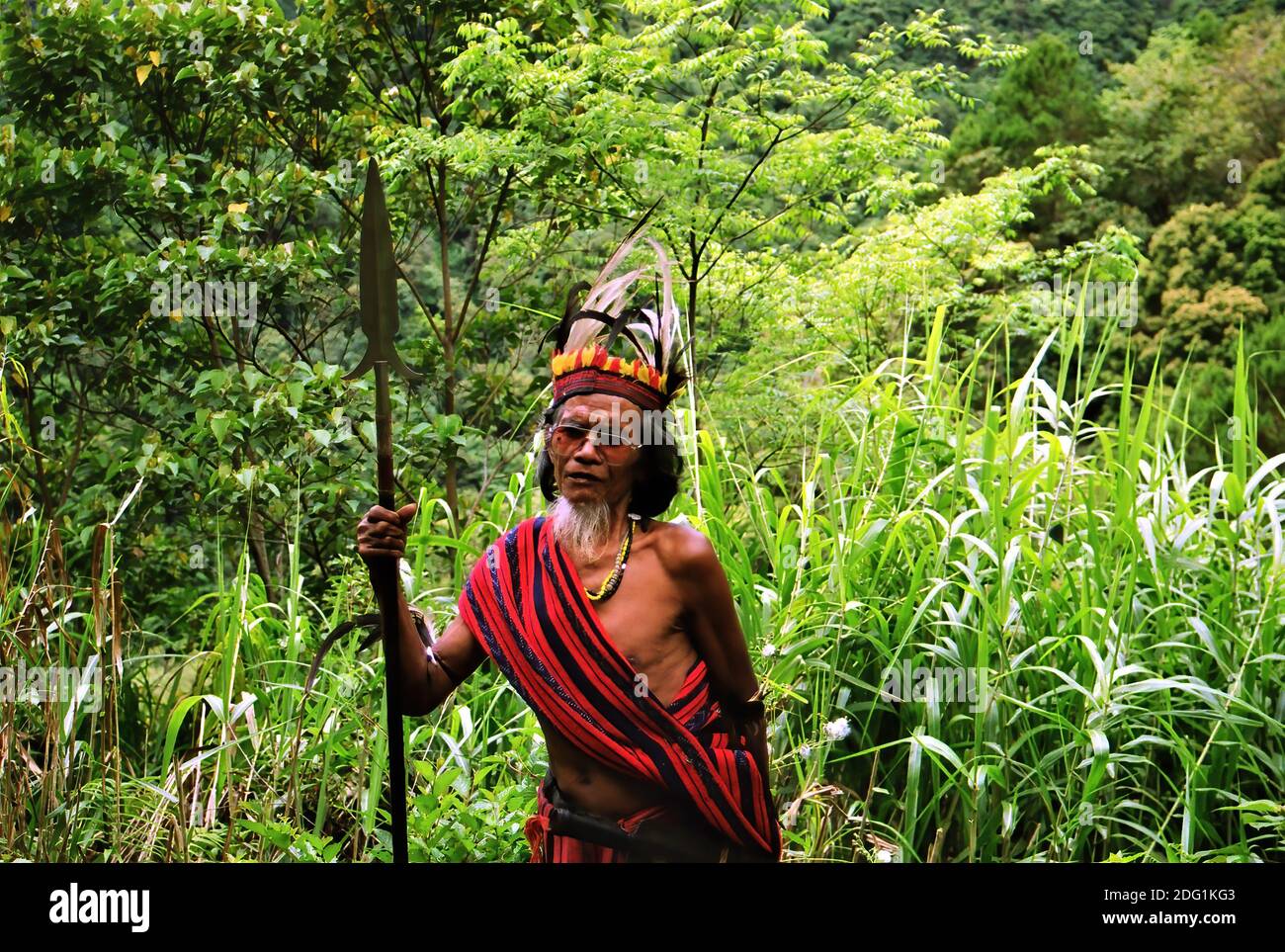 Luzon, Philippines - Mai 9. 2001: Portrait of old indigenous man with ...
