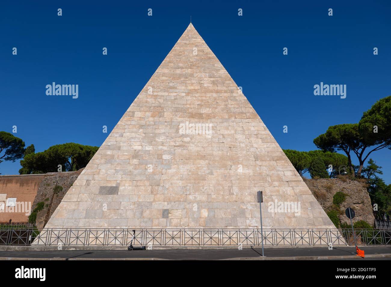 Pyramid of Cestius (Piramide di Caio Cestio or Cestia) in city of Rome ...