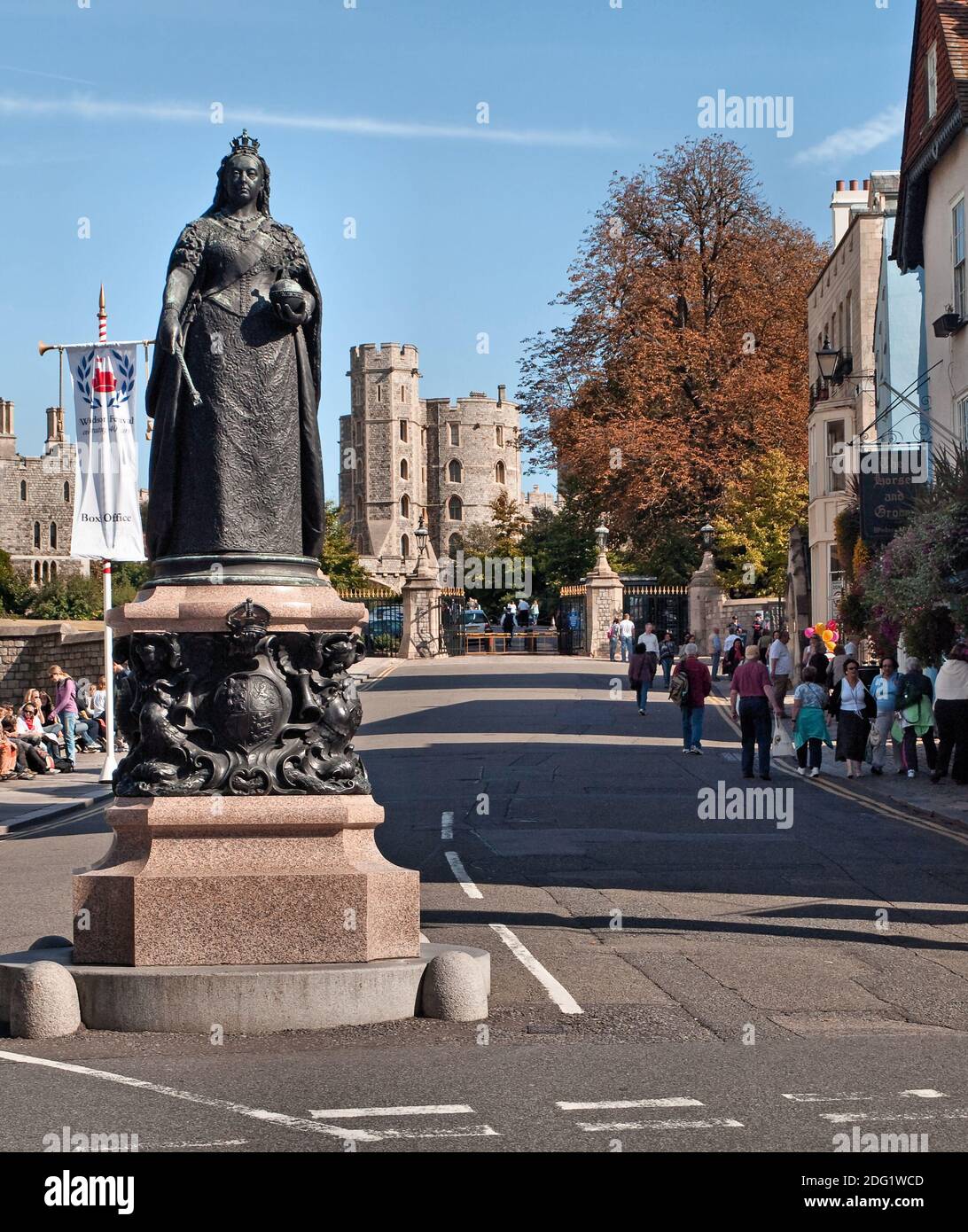 Windsor - Queen Victoria Statue Stock Photo - Alamy
