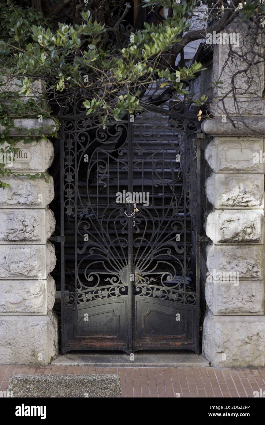 Old building gate hi-res stock photography and images - Alamy