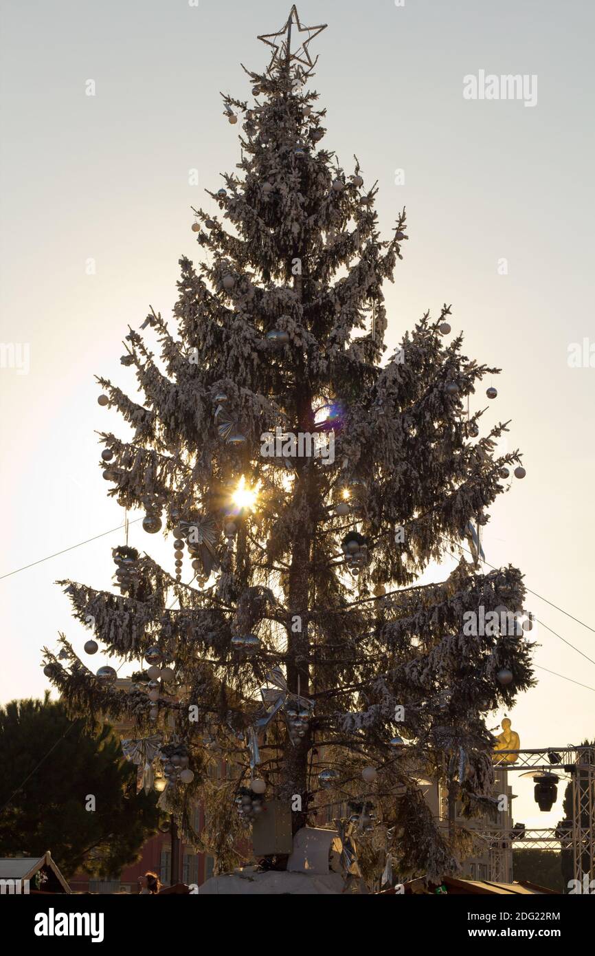 Outdoor christmas tree hi-res stock photography and images - Alamy