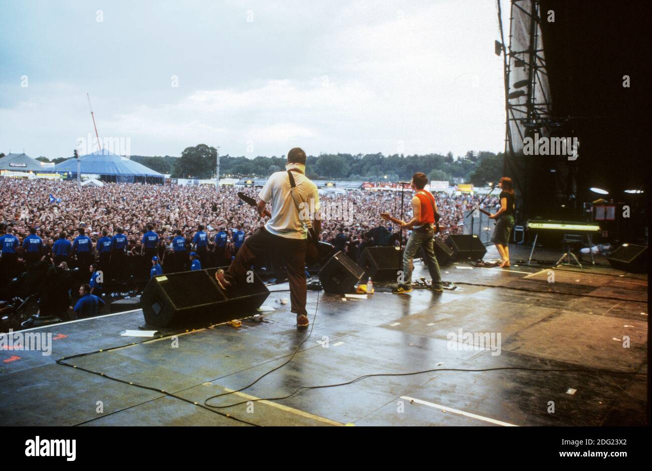 Ash playing the Reading Festival 2002, Reading , Berkshire, England ...