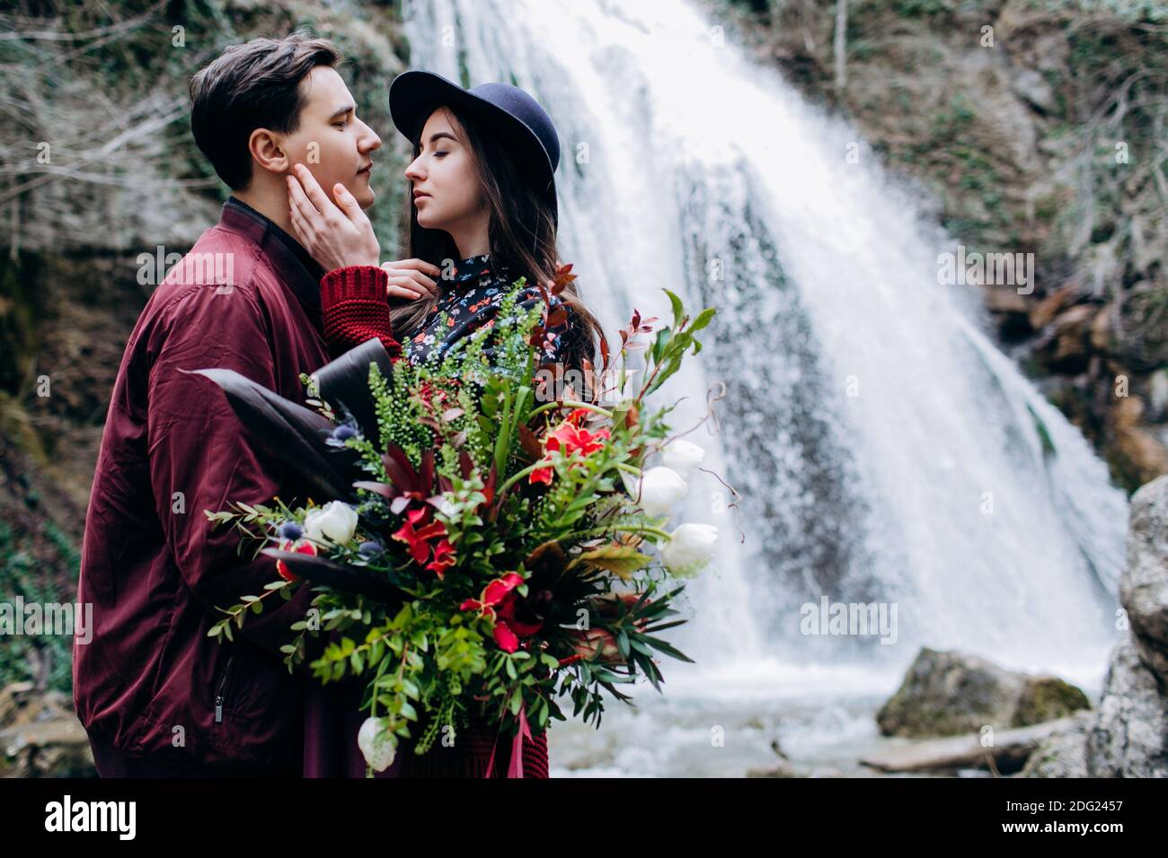Couple kissing in waterfall hi-res stock photography and images - Alamy