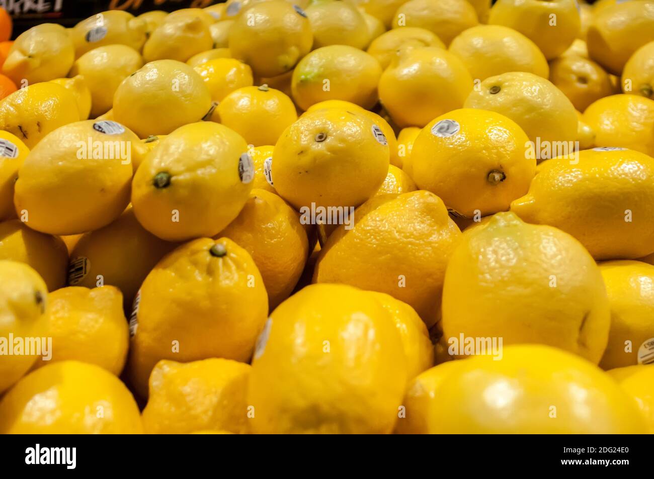 Lemon on display at farmers market Stock Photo - Alamy