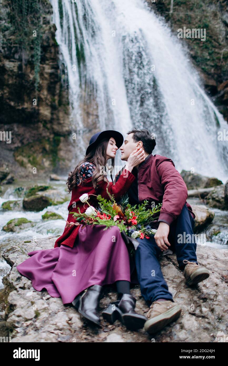 Couple kissing in waterfall hi-res stock photography and images - Alamy
