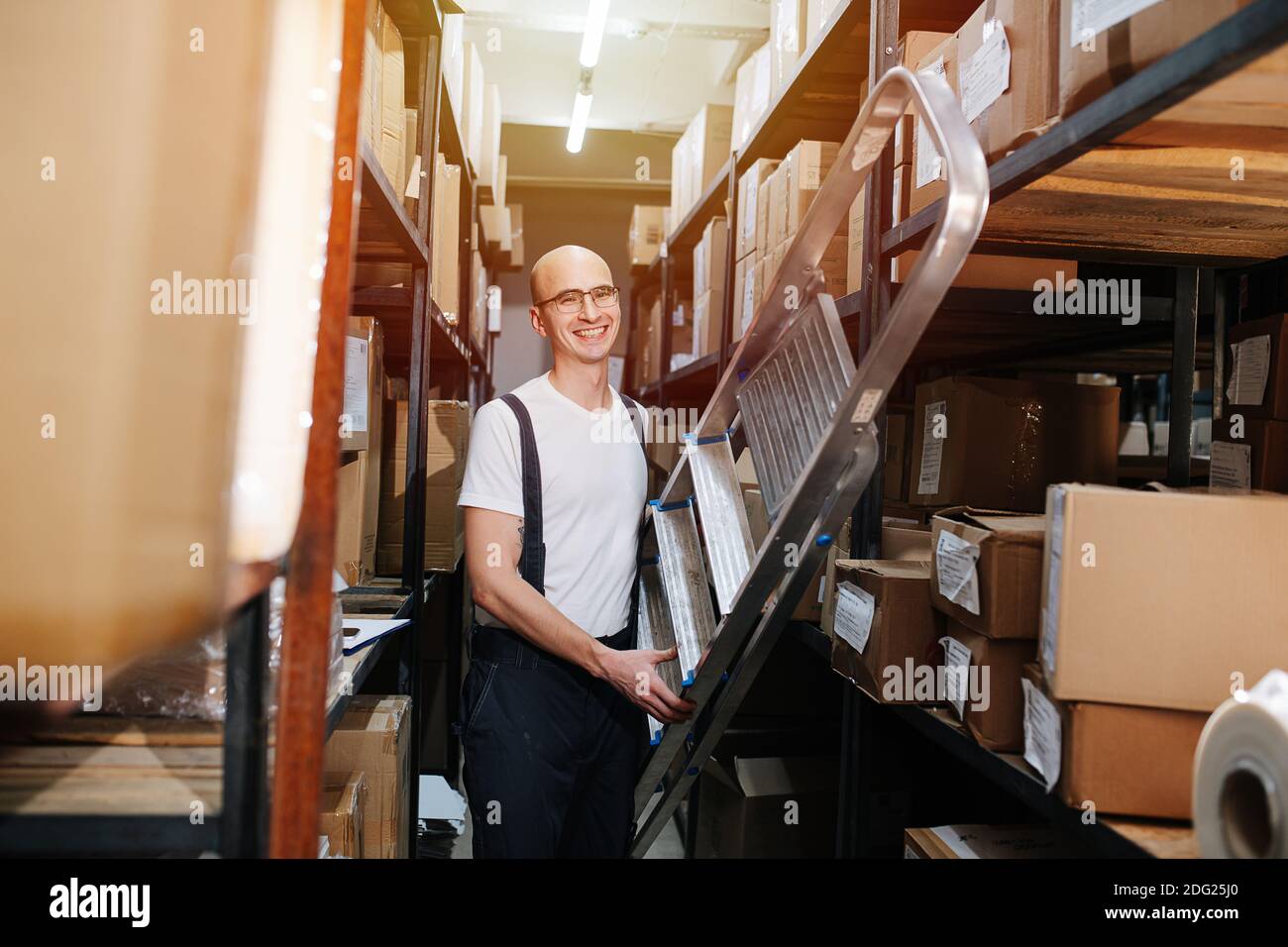 Man carrying ladder hi-res stock photography and images - Alamy