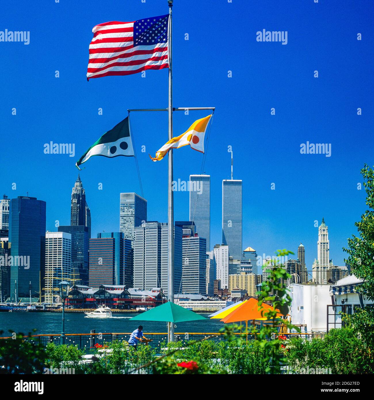 New York 1985, River Café terrace, flags, Brooklyn, East river, WTC ...