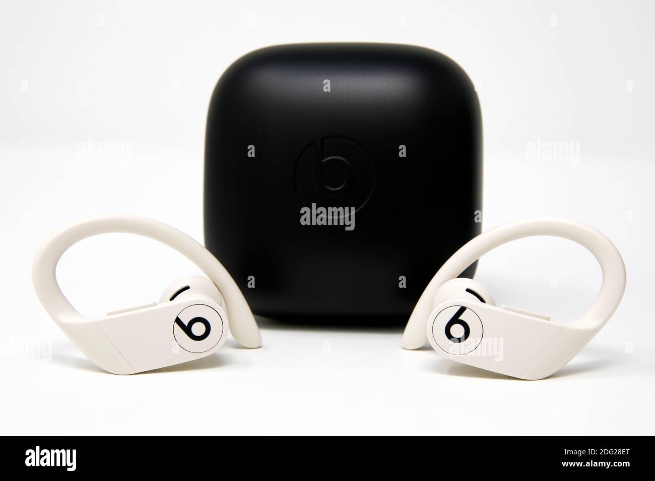 Powerbeats pro hi-res stock photography and images - Alamy