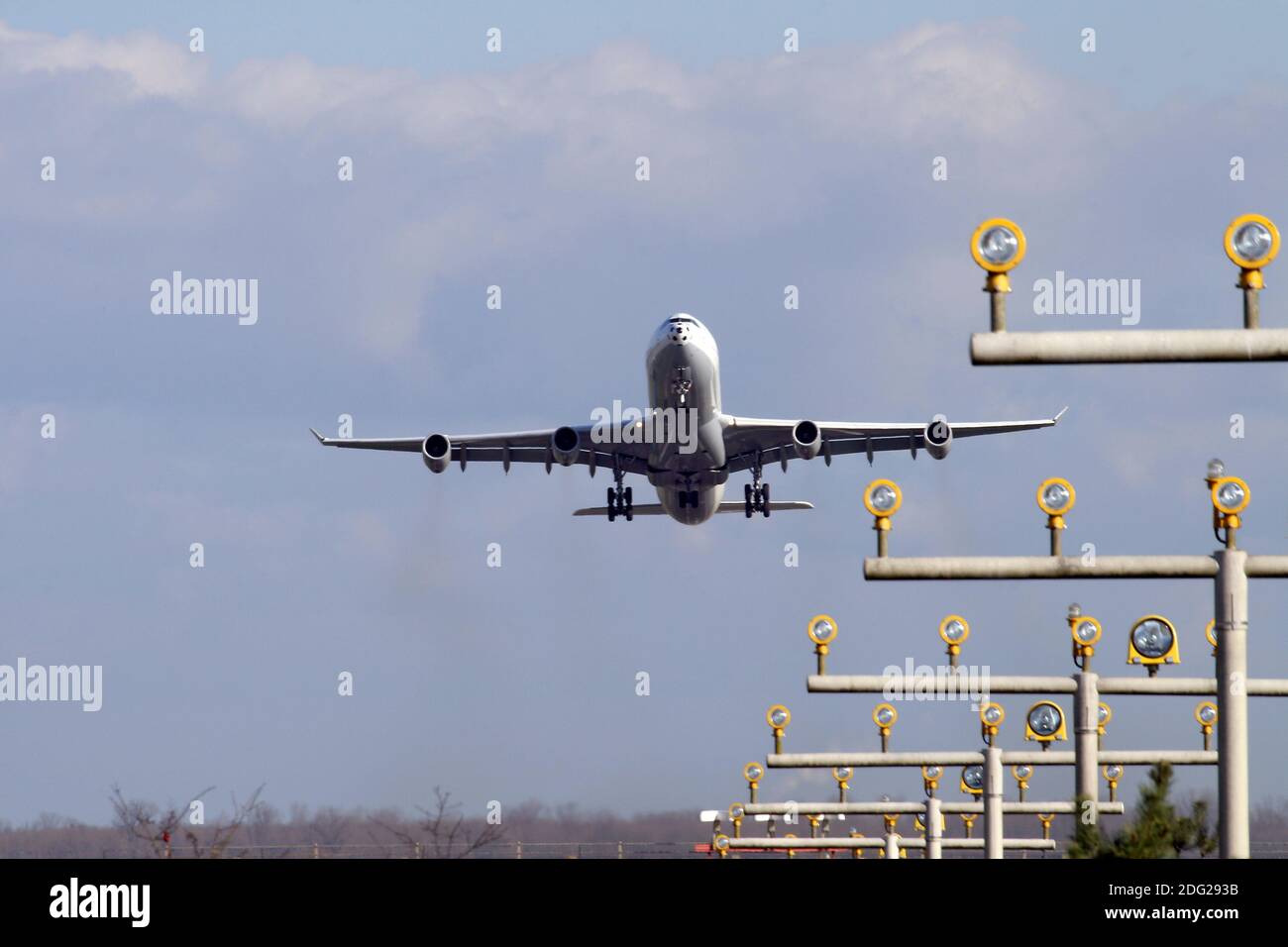 Approach signal hi-res stock photography and images - Alamy