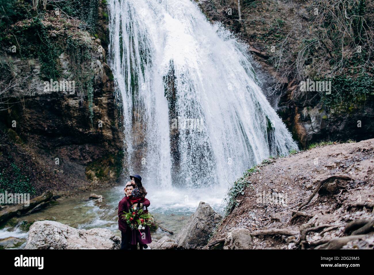 Couple kissing in waterfall hi-res stock photography and images - Alamy