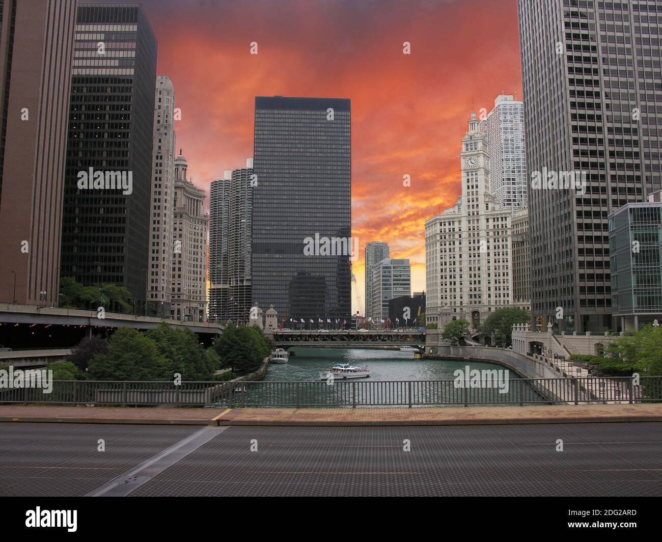 Chicago boat tour skyscraper skyscrapers hi-res stock photography and ...