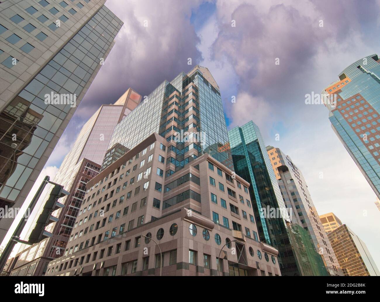 Upward view tall building hi-res stock photography and images - Alamy