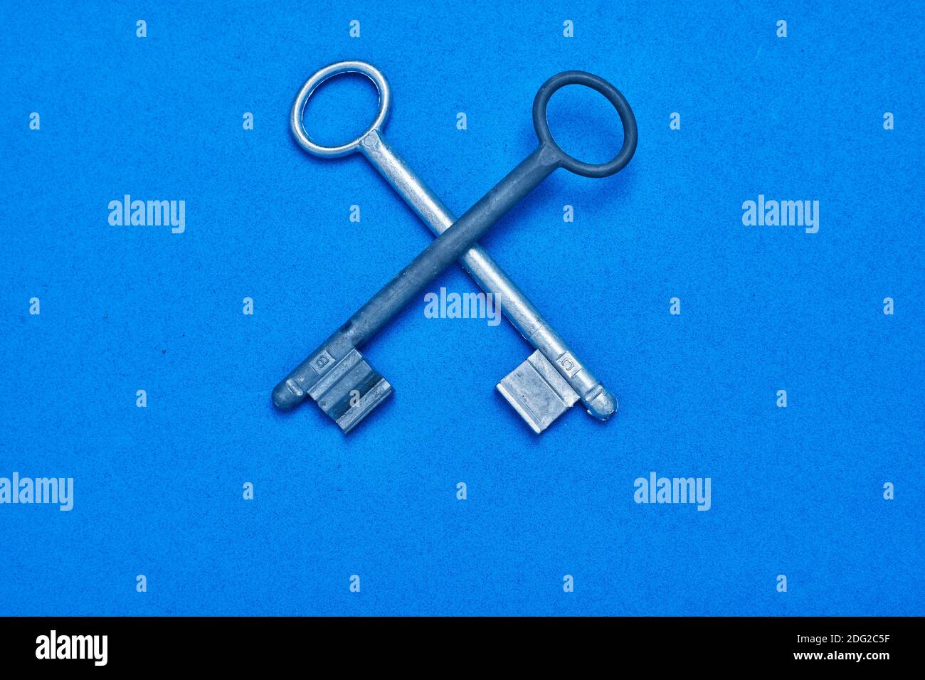 Two crossed keys hi-res stock photography and images - Alamy