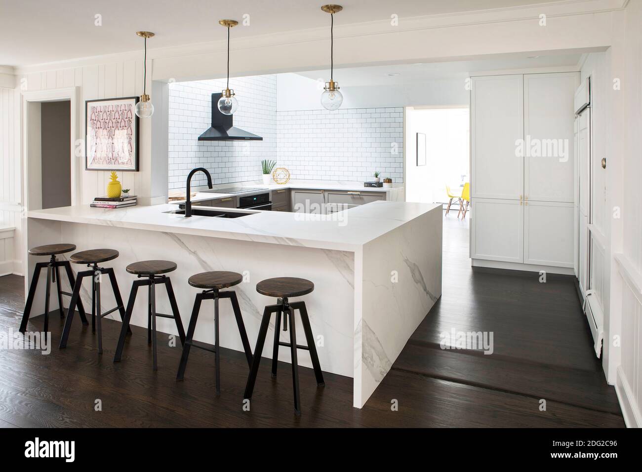 Modern open plan kitchen Stock Photo - Alamy