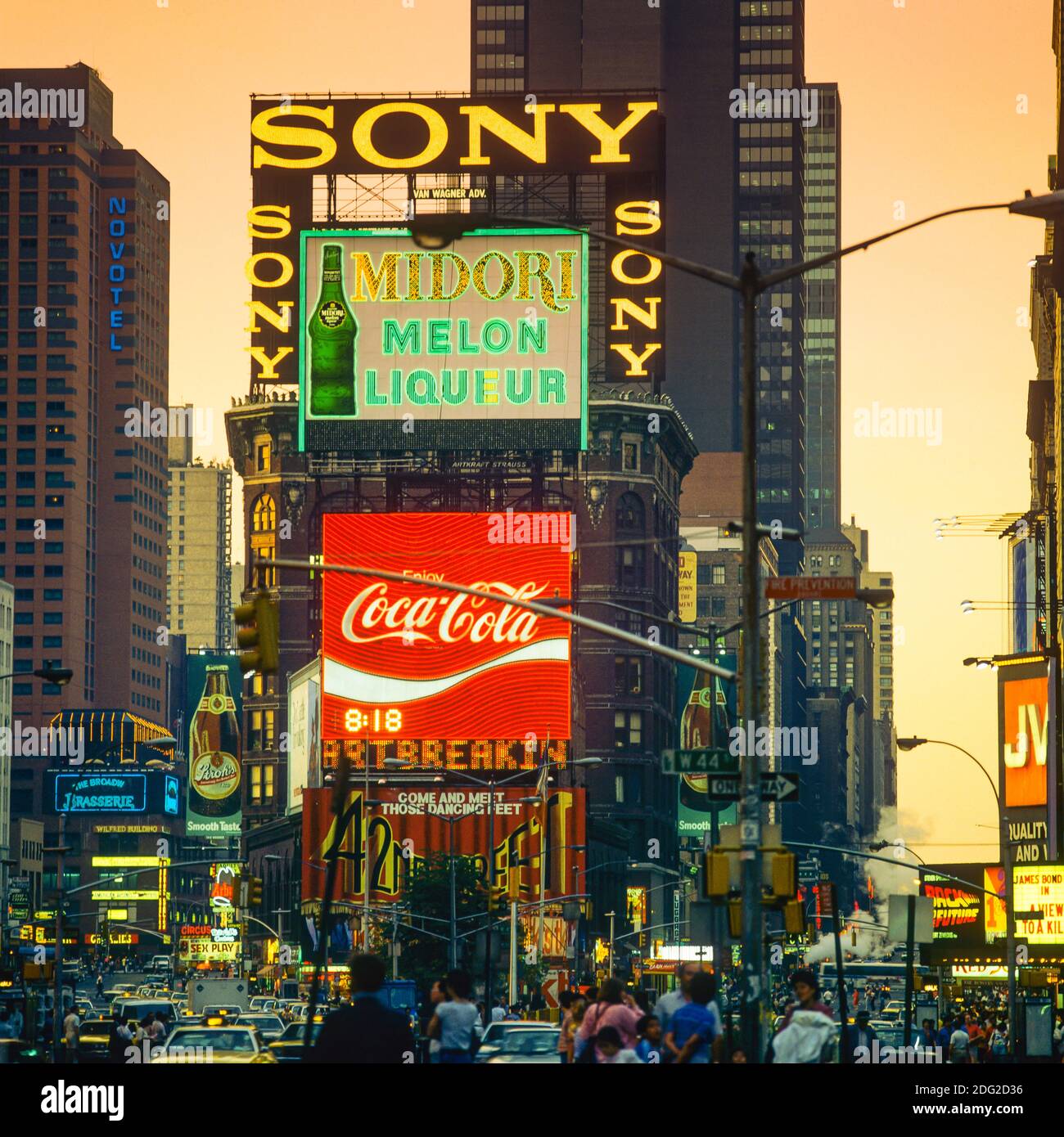 New York 1985, Times square at dusk, illuminated advertising signs ...