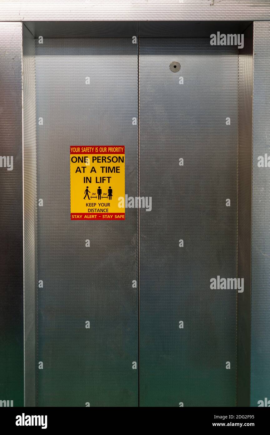 Sign caution lift elevator building hi-res stock photography and images ...