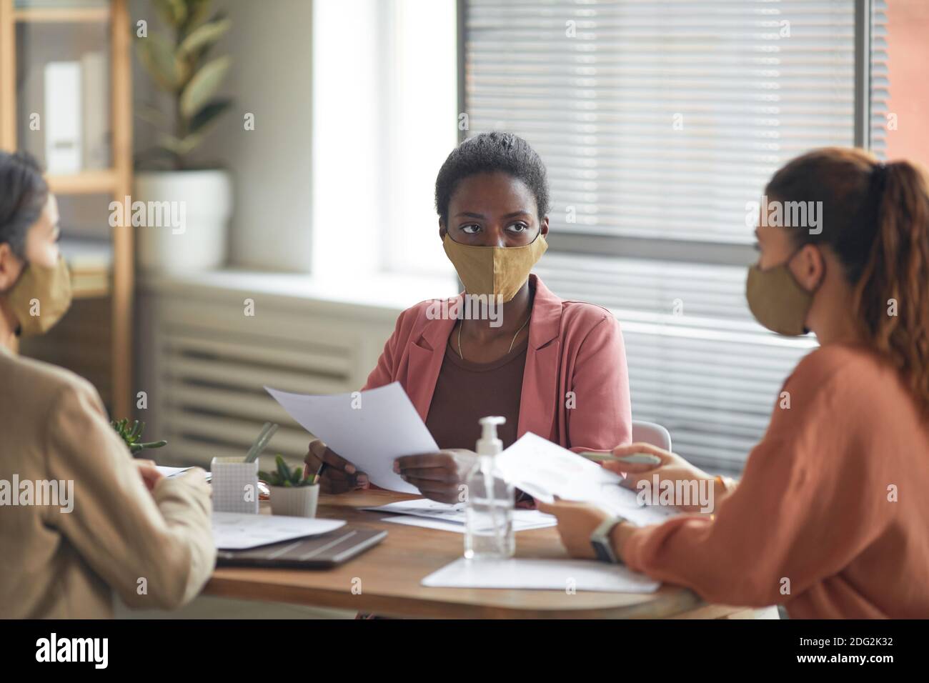 Young woman heading to work hi-res stock photography and images - Alamy