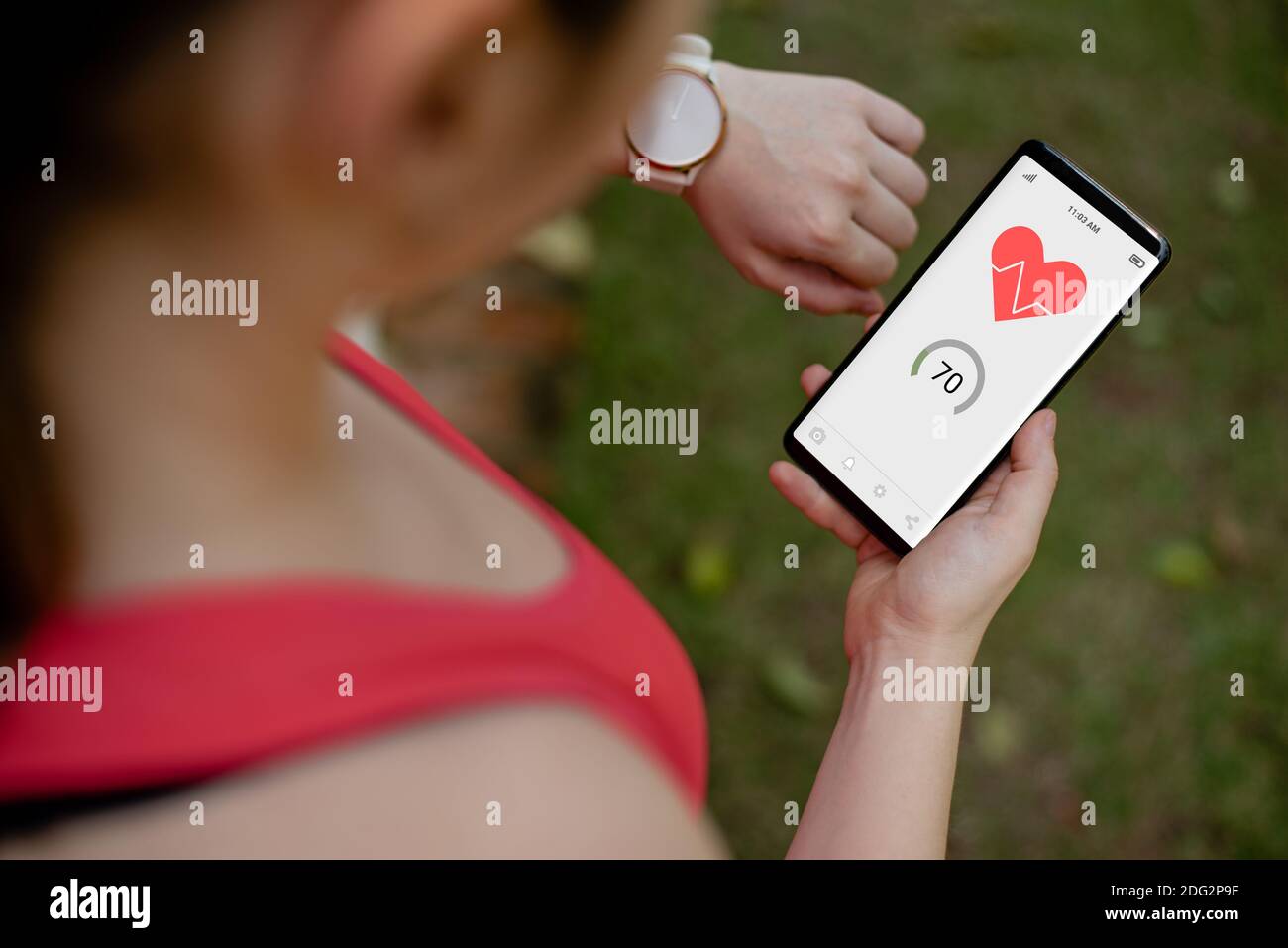 Smart phone heart monitor hi-res stock photography and images - Alamy