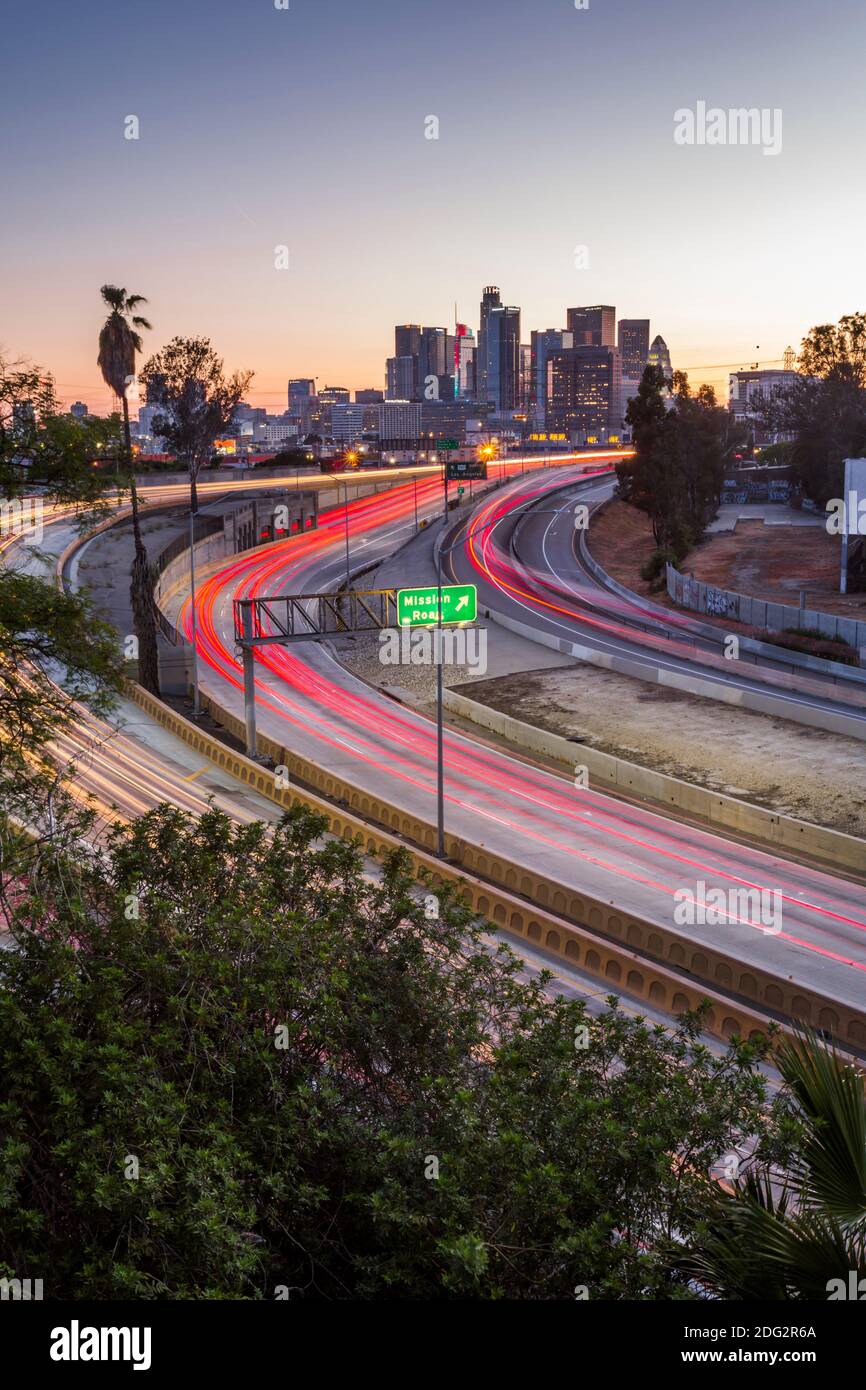City lights modern office trail hi-res stock photography and images - Alamy
