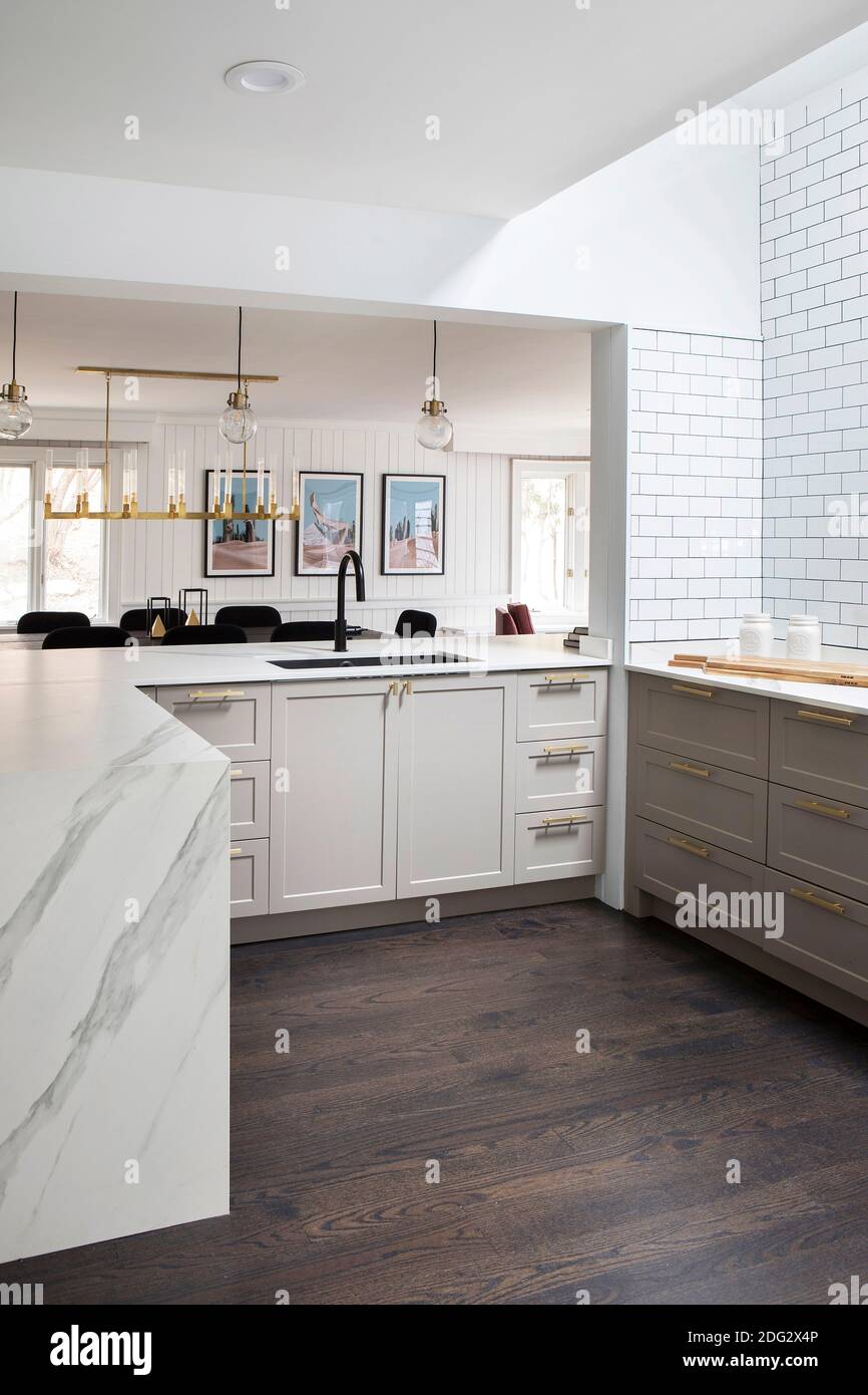 Modern open plan kitchen Stock Photo - Alamy