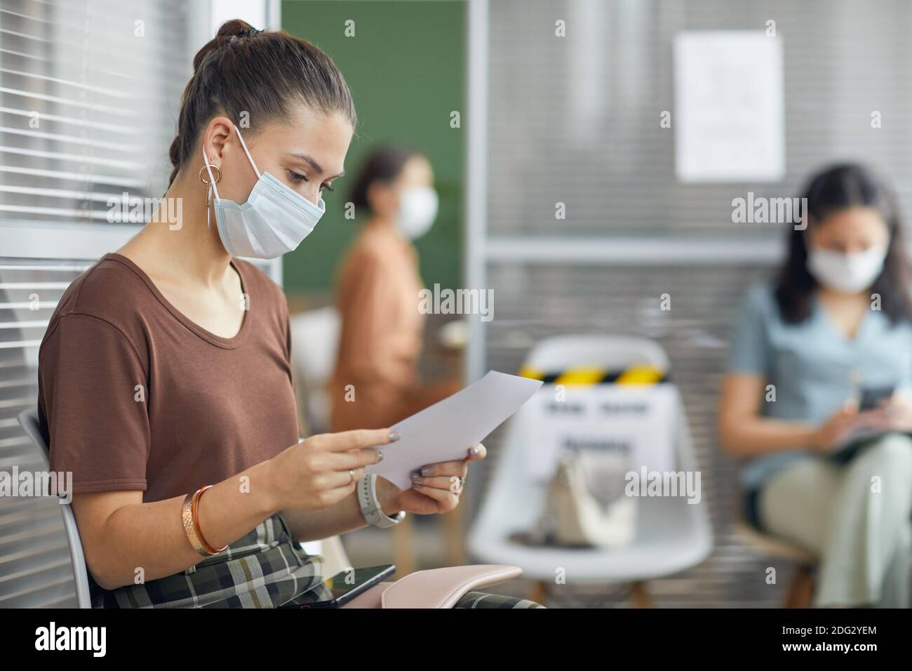 Doctor waiting room queue hi-res stock photography and images - Alamy