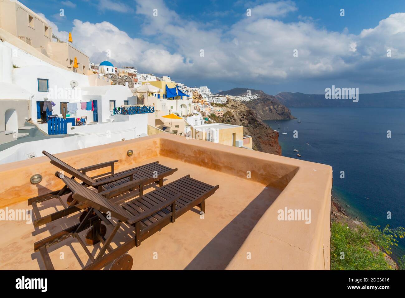 View of white washed house in Oia village, Santorini, Aegean Island ...
