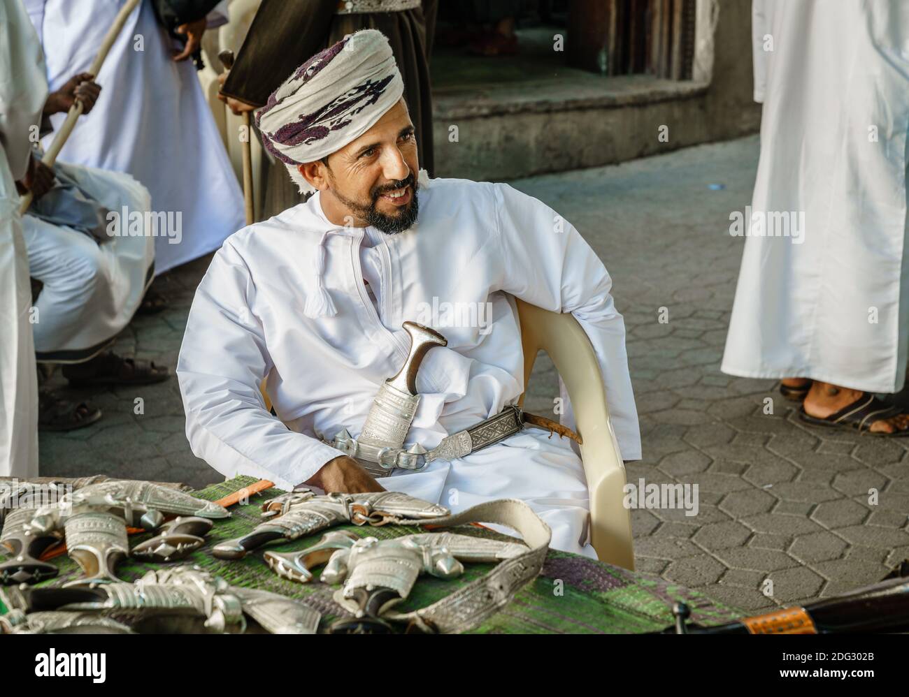 Traditional clothes oman hi-res stock photography and images - Alamy